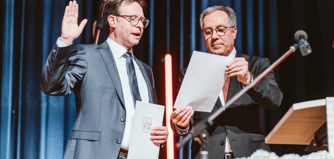 Emotionaler Abschied und Neubeginn: Gregor Eibes gibt Landratsamt an Andreas Hackethal weiter ...